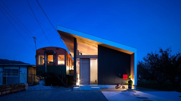 The Platform House in Tokyo Integrates a Train in the Design | Home ...