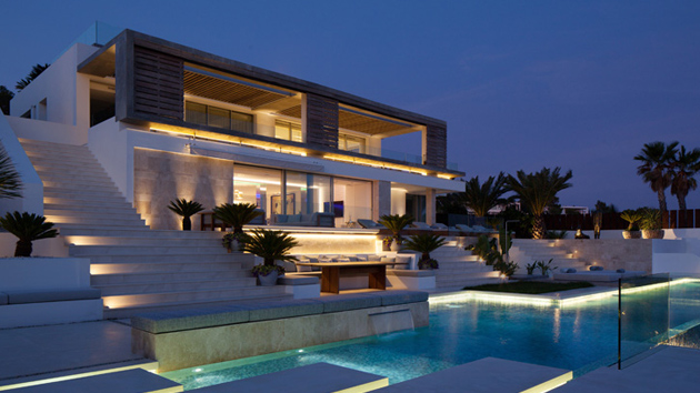 Roca Llisa: A Breathtaking Modern Home with a Spacious Pool | Home ...