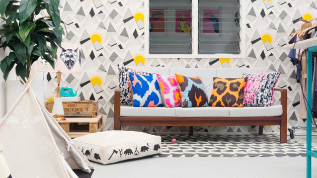 23 Stunning Living Rooms with Geometric Wallpapers | Home Design Lover